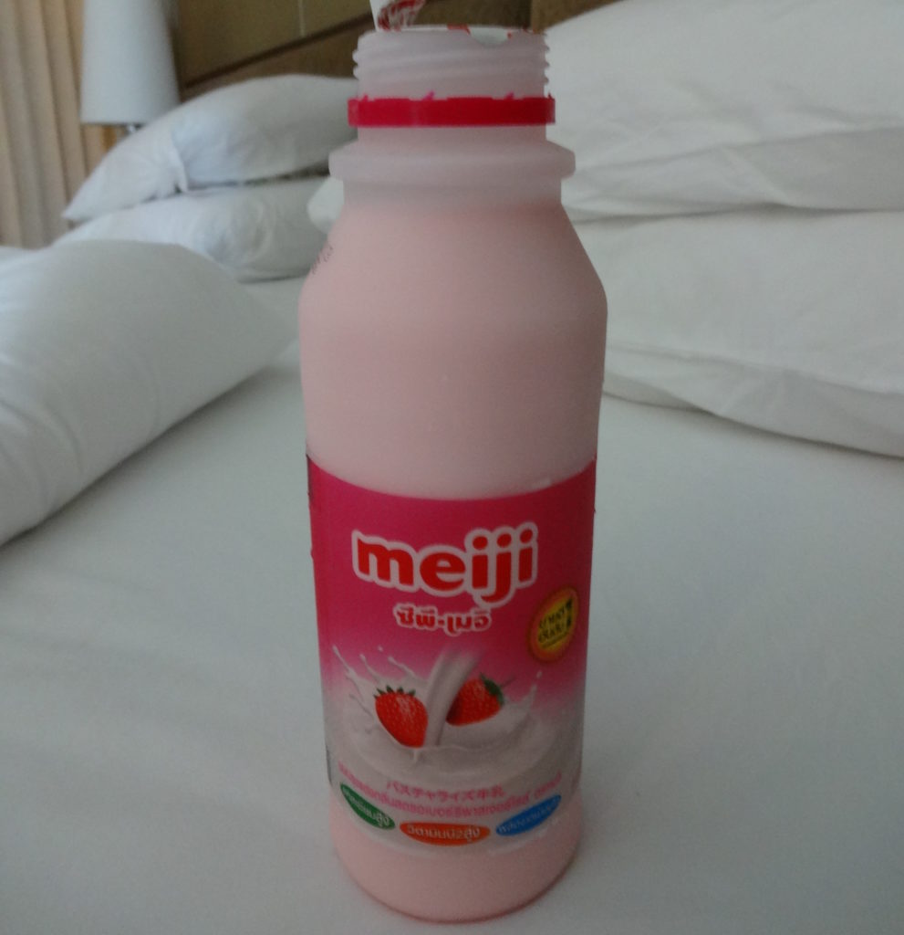 素晴らしき日本の『meiji』いちご牛乳がうますぎ・タイで毎日飲みたい朝の定番 | アジアの歩き方