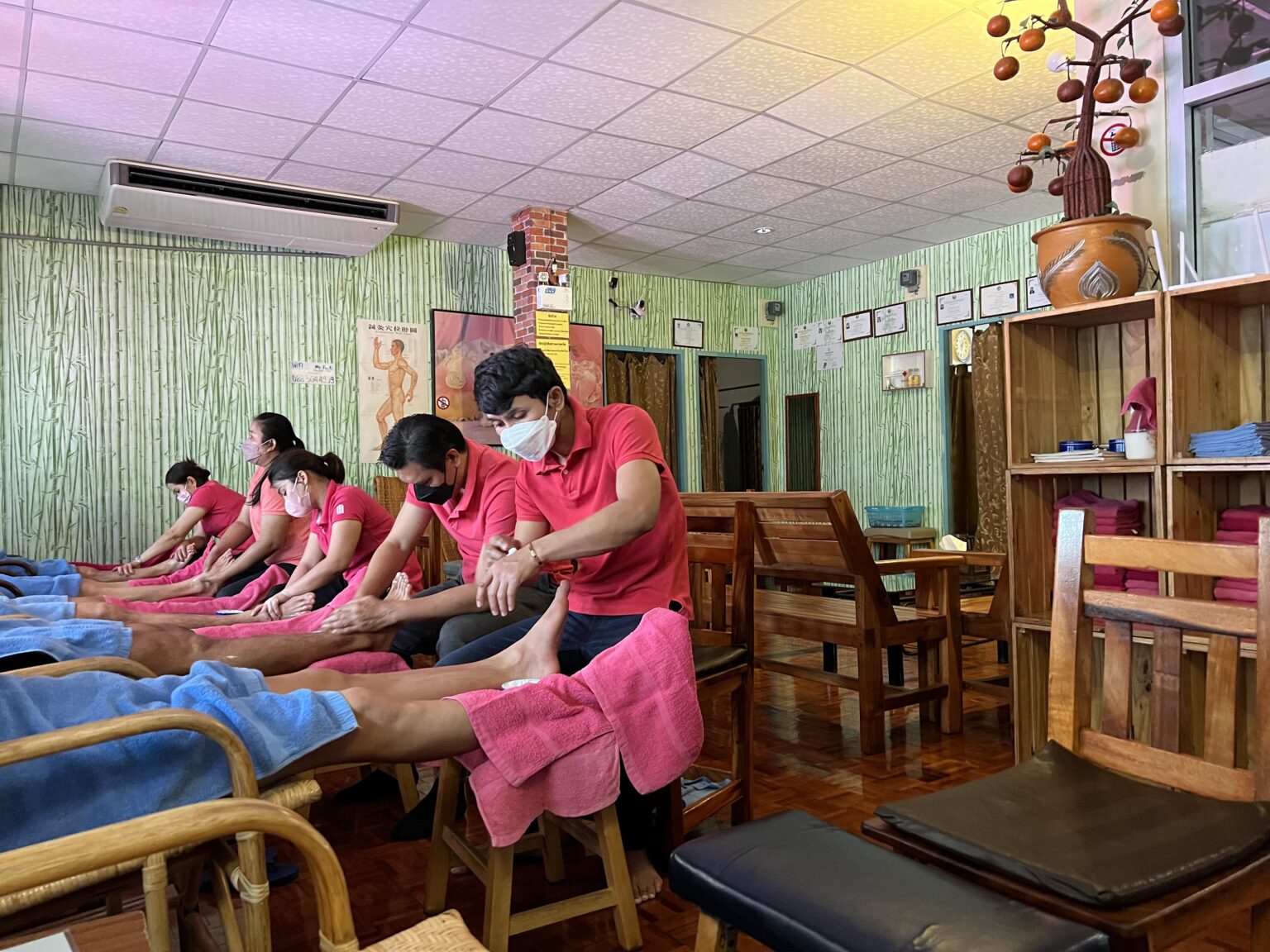 MR. FEET バンコクで超人気の激痛マッサージ店!! 台湾式の指圧が凄すぎ!! - アジアの歩き方
