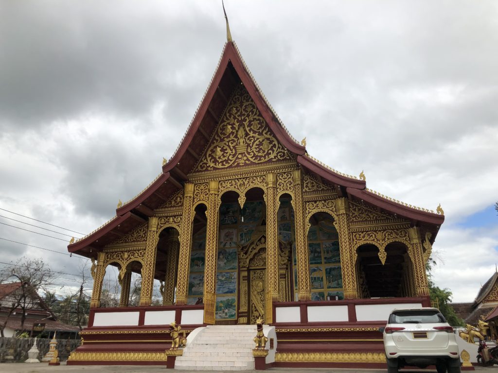 Wat Manorom （ワット・マノローム）ルアンパバーンの寺院の壁画が壮麗!! - アジアの歩き方